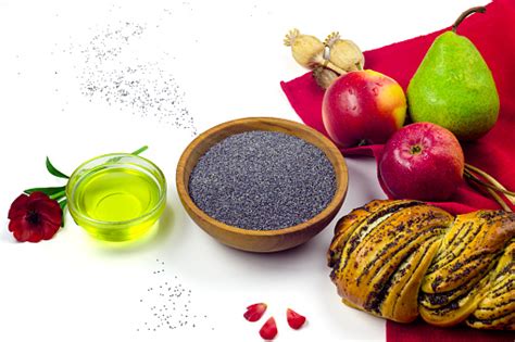 나무 그릇에 양귀비 씨앗 양귀비 기름 사과 배와 양귀비 씨앗 롤 고립 건강한 생활방식에 대한 스톡 사진 및 기타 이미지 건강한 생활방식 건강한 식생활 곡초류 Istock