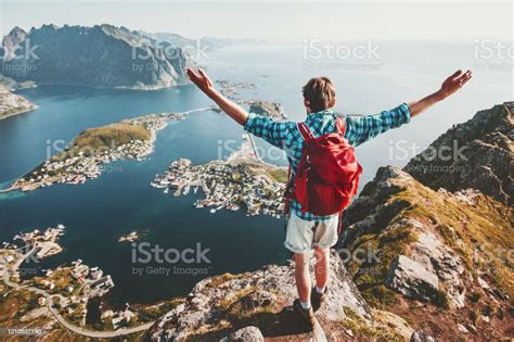 해피 맨 여행자는 노르웨이에서 공중 보기를 즐기는 배낭과 함께 산 꼭대기 라이프 스타일 여행 모험 야외 여름 휴가 관광객에 손을 올렸습니다 Mental Wellbeing에