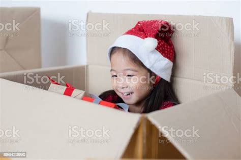 아시아 소녀는 선물 상자를 들고입니다 미소와 함께 상자를 들고 아이 갇힌에 대한 스톡 사진 및 기타 이미지 갇힌 교육 귀여운 Istock