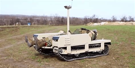 Der Burya-Geschützturm wurde mit der TerMIT-Bodendrohne kombiniert und ...