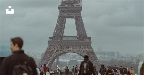 에펠탑 앞에 서 있는 한 무리의 사람들 사진 Unsplash의 무료 투르 에펠 샹드마르스 공원 이미지