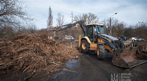 У Краматорську на пошкодженій дамбі укріпили берегову лінію