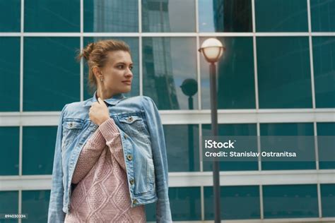 청바지 자 켓 비즈니스 센터 근처에 있는 아름 다운 젊은 여자 거리에 대한 스톡 사진 및 기타 이미지 거리 검은색 곧은 Istock