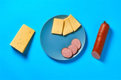 회색 둥근 접시에 슬라이스 치즈와 소시지는 부엌이나 시장에 파란색 책상에 놓여있다 맨 위 보기 클로즈업 0명에 대한 스톡 사진 및 기타 이미지 Istock