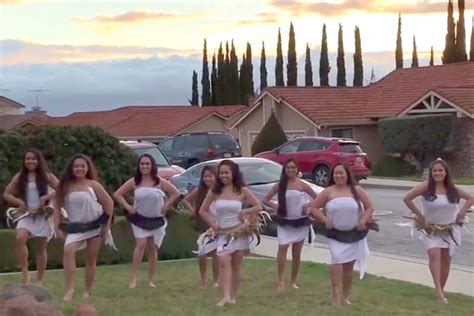 Dames Schudden Met Hun Billen Om Geslacht Van Baby Te Onthullen Video Zita