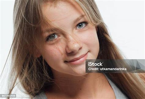 건강 한 피부와 귀여운 십 대 소녀 주 근 깨 여자 얼굴 근접 촬영 초상화 귀여운에 대한 스톡 사진 및 기타 이미지 귀여운 긴 나이 Istock