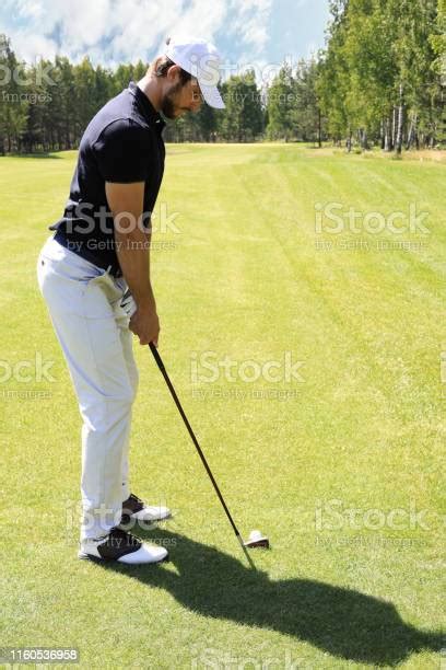 화창한 날에 골프를 치는 골프 플레이어의 전체 길이 골프 코스에서 샷을 찍는 프로 남성 골퍼 각도에 대한 스톡 사진 및 기타
