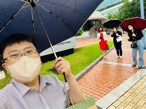 Mbti 전문가 요데렐라 오늘은 비가 내려 삼성 글씨는 우산에 가리워졌지만 3분의 동료 선생님들과