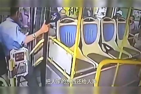 女子刚上公交车，司机师傅突然伸出手，监控恰好拍下这一画面监控女子画面