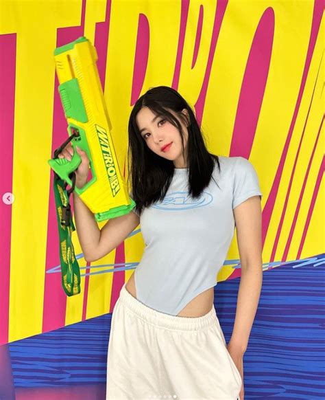 권은비 볼륨감 드러낸 과감 브라톱 자태 헉스