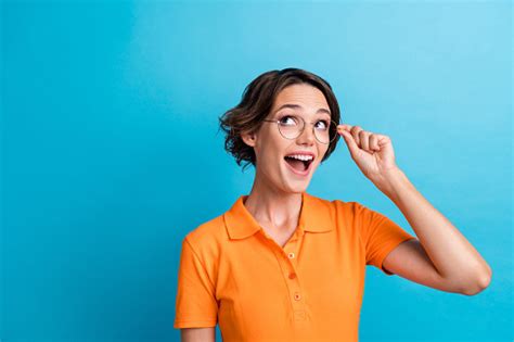 흥분 쾌활 한 소녀 오렌지 폴로 팔 안경 빈 공간을 찾고 외딴 파란색 배경 여자에 대한 스톡 사진 및 기타 이미지 여자 25 29세 T 셔츠 Istock