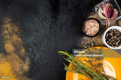 조미료와 향기로운 허브가 있는 절단 테이블 평면도 복사 공간 0명에 대한 스톡 사진 및 기타 이미지 0명 검은색 공란