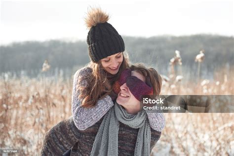 부부는 재미와 웃음 키스를 젊은 Hipster 몇 겨울 공원에서 서로 포옹 겨울 사랑 이야기 아름 다운 세련 된 젊은 부부 남자 친구와 여자 친구와 함께 겨울 패션 개념 2