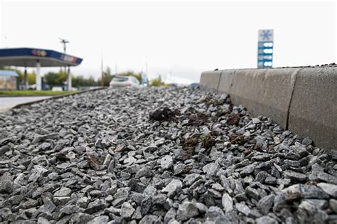 장애인을위한 경사로 및 보도 수리 도로의 개조 새로운 아스팔트 포장 아스팔트 도로 수리 아스팔트 도로의 수리의 세부 사항 0명에