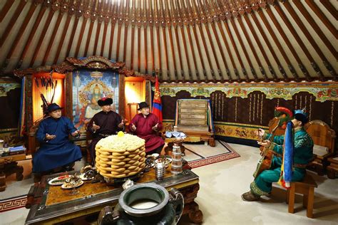 Улс Монгол Улсын Ерөнхийлөгч У Хүрэлсүх Есөн хөлт цагаан туганд хүндэтгэл үзүүлж Төрийн