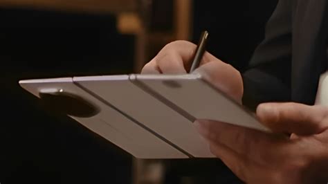 Egyetlen Videóban Trollkodik és Csinál Személyi Kultuszt A Huawei Hwsw