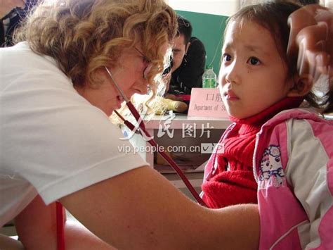 美国“微笑联盟”为江西唇腭裂患儿进行免费手术治疗 人民图片网