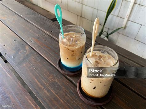 크림 우유와 아이스 커피 한 잔 얼음과 함께 콜드 브루 커피 음료 이른 아침 햇살 공간을 복사합니다 0명에 대한 스톡 사진 및 기타 이미지 Istock