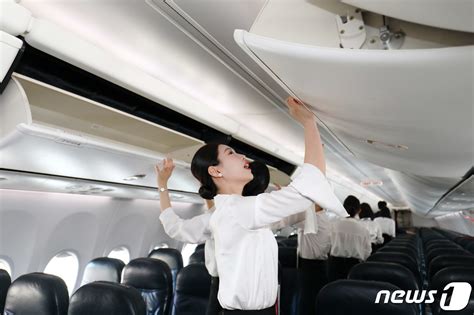 플라이강원 항공기 도입 내부 확인하는 승무원