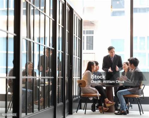 열린 작업 환경에서 토론하는 젊은 크리에이티브 및 팀 리더 아시아인에 대한 스톡 사진 및 기타 이미지 아시아인 업무 회의