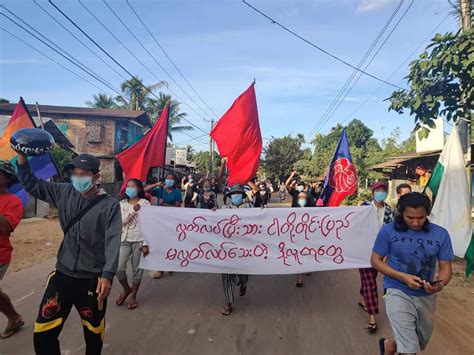 လောင်းလုံးတွင် ကျောင်းသားများ ဦးဆောင်ကာ ဖက်ဆစ် စစ်တပ် ချေမှုန်းရေး ချီတက် ဆန္ဒပြ Khit Thit Media
