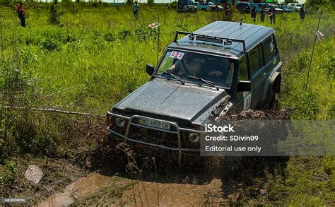 오프 로드 차량에 브랜드약 Nissan 안전요원 극복하며 A Pit Of 진흙에서 2015년에 대한 스톡 사진 및 기타 이미지 2015년 4x4 자동차 Nissan