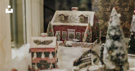 집과 나무가있는 창 디스플레이 사진 Unsplash의 무료 크리스마스 배경 이미지