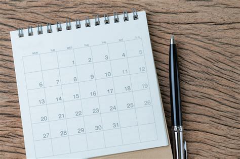 미리 알림 일정 또는 비즈니스 회의 의제 개념 나무 테이블에 흰색 깨끗 한 달력을 가진 평면도 또는 평면 누워 검은 펜 달력에 대한 스톡 사진 및 기타 이미지 Istock
