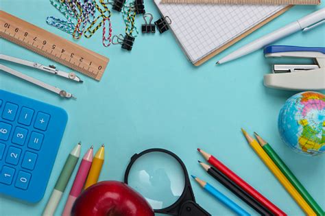 학교로 돌아갑니다 파란색 배경에 학교와 사무실 용품 교육 개념 공간을 복사합니다 맨 위 보기입니다 0명에 대한 스톡 사진 및 기타 이미지 Istock