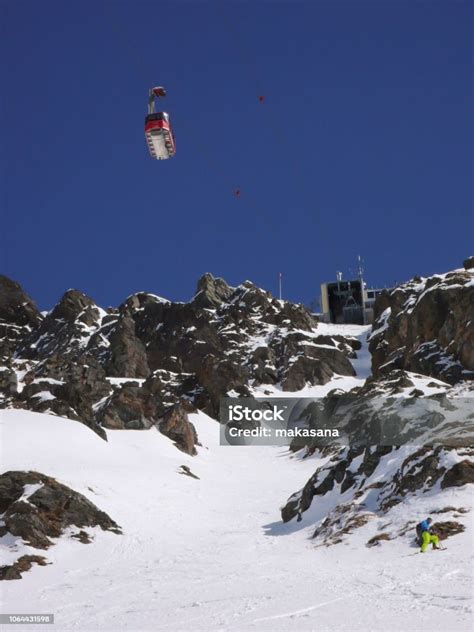깊은 겨울에 스위스 알프스에 케이블카 역에서 매우 가파른 눈 Couloir 다운 화려한 의상 Skiiing에 남자 가루눈에 대한