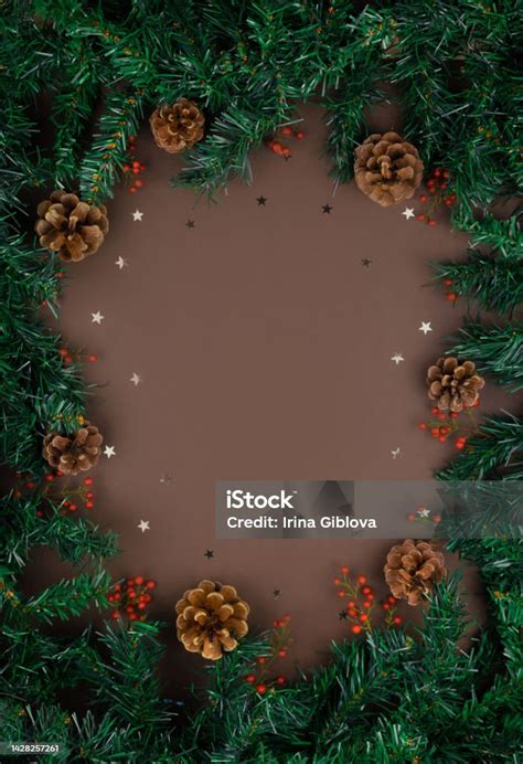 전나무 가지 소나무 콘 빨간 열매 및 텍스트를위한 장소가있는 갈색 배경에 크리스마스 카드 0명에 대한 스톡 사진 및 기타 이미지 Istock