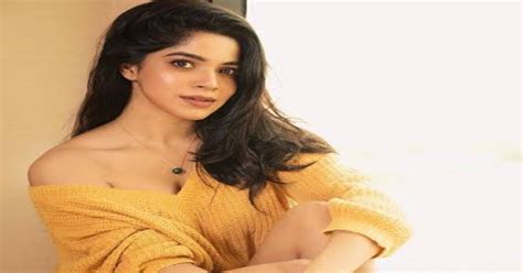 ஸ்டைலான லுக்கில் அட்டகாசமான புகைப்படத்தை பதிவிட்டிருக்கும் நடிகை ஆளே அடையாளம் தெரியாமல்