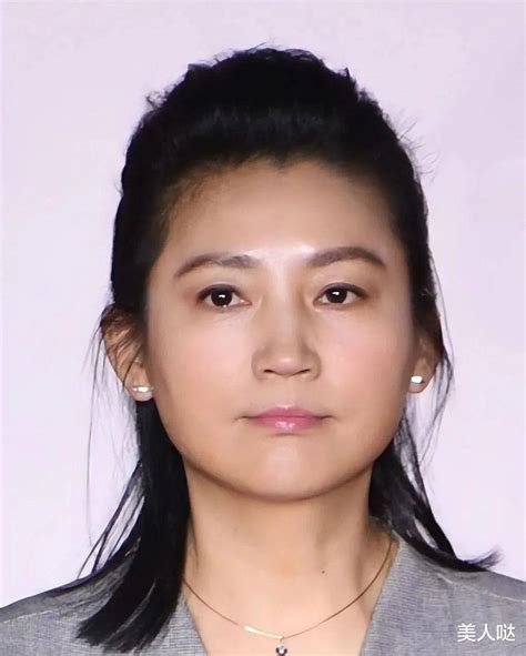 55岁王小丫衰老太快，穿高定裙发福变胖认不出，和普通大妈无异
