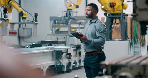 자동화 생산 Cnc의 로봇 기계 계획 건설 연구 및 검사를 위한 사람 공장 및 태블릿 남성 엔지니어 디지털 및 재고 업데이트 전자 또는 미래 프로젝트 제조에 대한 스톡 사진