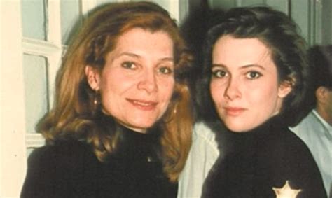 Βαρύ πένθος για την ηθοποιό Αιμιλία Υψηλάντη Έφυγε από τη ζωή η μοναχοκόρη της βίντεο