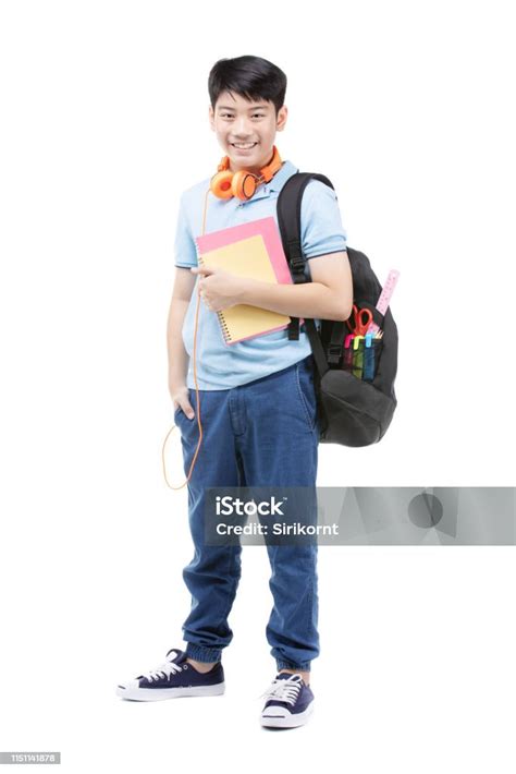 책과 가방 흰색 배경학교 교육 및 사람들 개념 블루 폴로 T 셔츠에 작은 학생 소년 웃는의 초상화 서 있기에 대한 스톡 사진 및