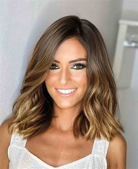 39 Chic Medium Length Wavy Hairstyles In 2022