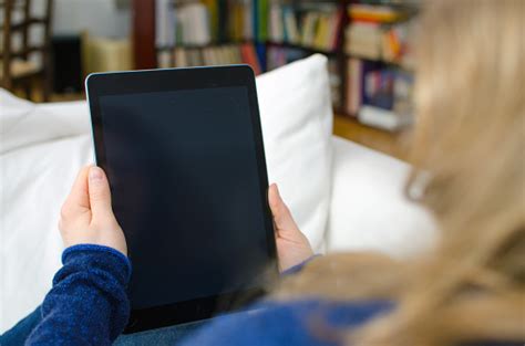 여자는 국내 방에 앉아서 복사 공간을 가진 빈 태블릿 컴퓨터 화면에서 찾고 가정 생활에 대한 스톡 사진 및 기타 이미지 가정 생활 가정의 방 개인적 시점 Istock