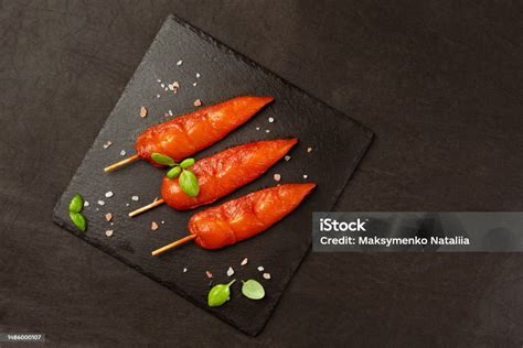 Ogranic 음식 건강한 식생활 신선한 생 절인 닭고기 꼬치 꼬치 Iner 필레와 검은 배경에 신선한 허브 평면도 복사 공간 치킨 필렛 내부 꼬치 음식 개념입니다 소매용