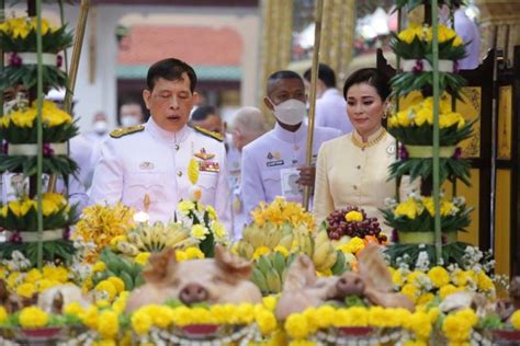 ในพระราชสำนัก ในหลวง พระราชินีเสด็จทรงบำเพ็ญพระราชกุศลมาฆบูชา พุทธศักราช 2566