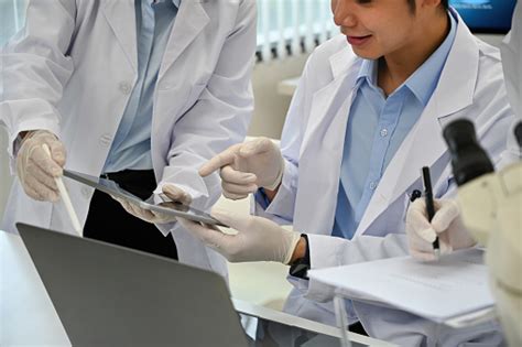 연구실 팀의 클로즈업 이미지 과학자 다양한 연령대의 실험 전문가가 실험실에서 자신의 연구를 논의합니다 팀워크 기술자 전문 과학 직업 Stem 주제에 대한 스톡 사진 및 기타