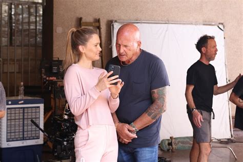 בר רפאלי הצטלמה לקמפיין חדש ולא תאמינו מי הגיע להשגיח Tmi