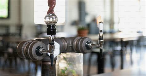 촛불과 유리잔이 있는 테이블 사진 Unsplash의 양조장 이미지