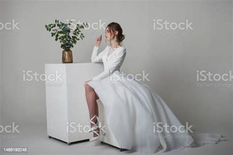 미니멀한 흰색 스튜디오 인테리어에 긴 레이스 드레스를 입은 아름다운 젊은 신부 모델 웨딩 사진 결혼식에 대한 스톡 사진 및 기타 이미지 Istock