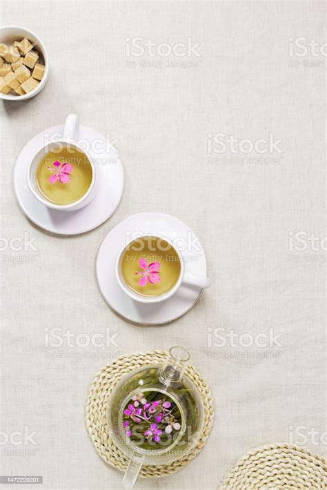 린넨 패브릭 테이블 배경에 흰색 컵에 키프레야 잎의 허브 차 나무 쟁반에 Fireweed 녹색 잎과 꽃 야생 식물의 허브 차 치유 뜨거운 음료 0명에 대한 스톡 사진 및