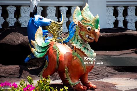 태국 나콘빠톰에 있는 왓 돈 카낙 사원에서 태국인과 외국인 여행자를 위한 히마반타 전설의 숲에 있는 전설적인 생물의 조각 예술 조각 0명에 대한 스톡 사진 및 기타 이미지