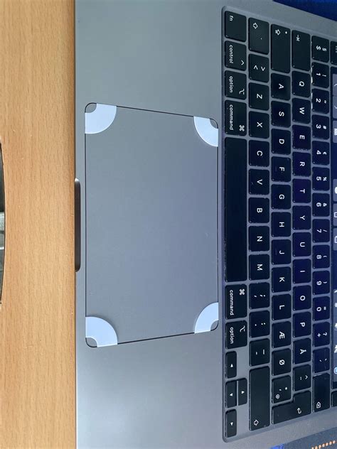 hello i have borrowed my friend s macbook pro and i saw these white