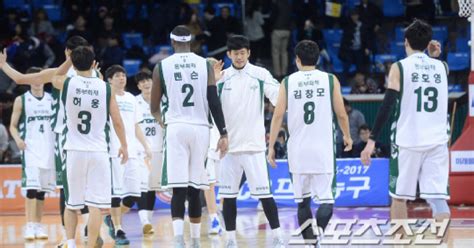 4쿼터 골밑 압도 동부 최하위 Kt에 신승