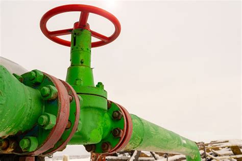 밸브 전기자와 함께 웰 헤드의 수평 보기 석유 및 가스 산업 개념입니다 백그라운드에서 흔들과 오일 밸브 제어 가스에 대 한 해상 석유 및 가스 현장 서비스 사업자 오픈 밸브