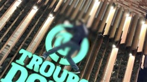 사고 위험 직감했나이태원 참사 인파 속 벽 기어오른 외국인